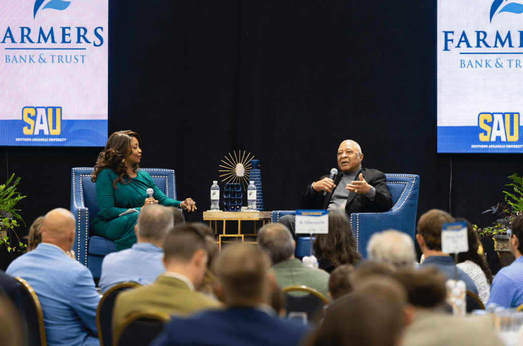 Baseball great Ozzie Smith addresses Magnolia crowd at SAU